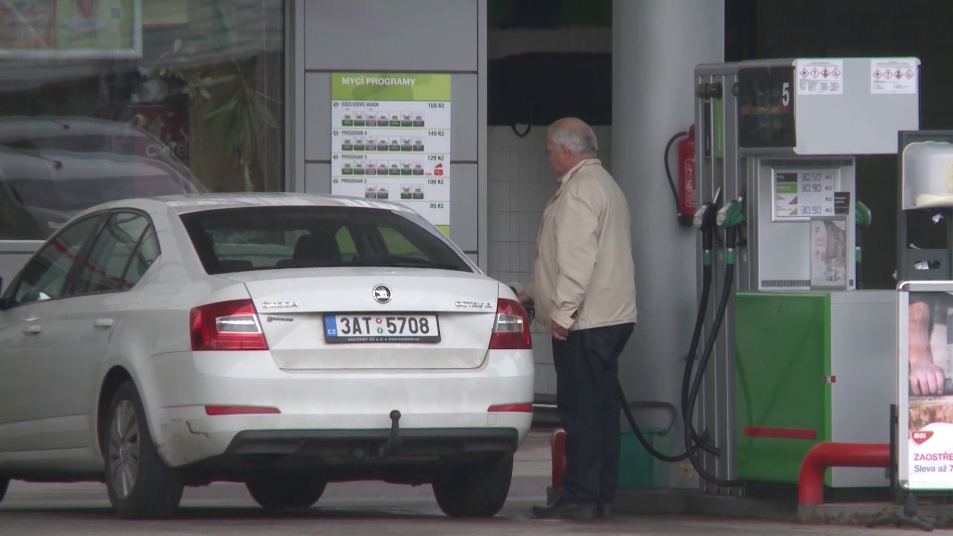 Pohonné hmoty opět zlevňují, oproti loňsku jsou ale ceny pořád vysoko | Jihočeská televize